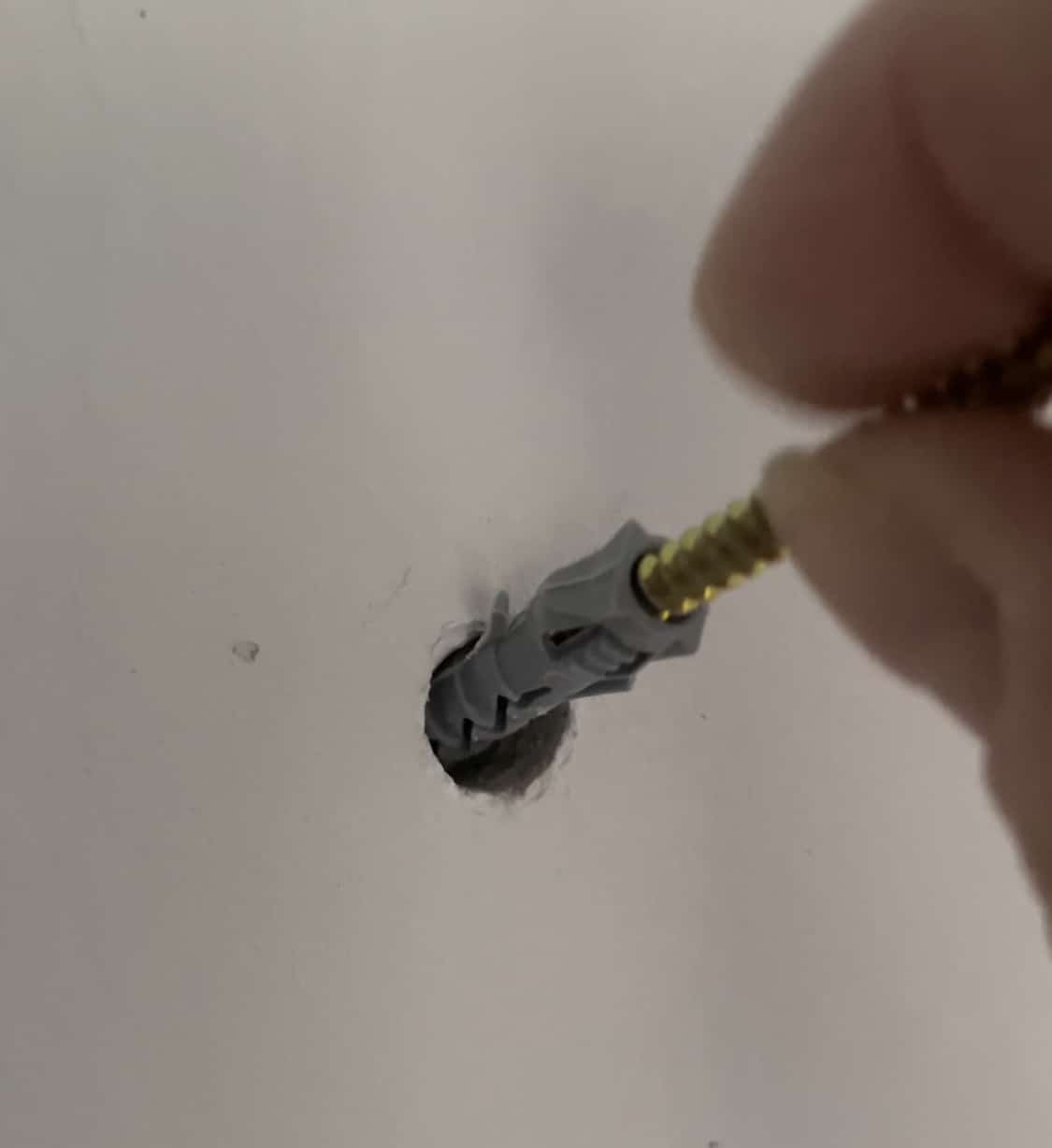 How to use Wet 'n' Fix repair pads for loose rawl plugs - Claire ...