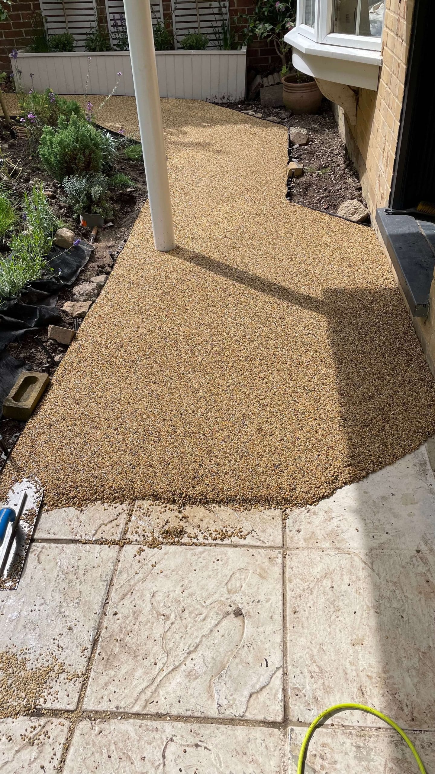How to lay a resin garden path using Vuba resin-bound gravel DIY kits ...