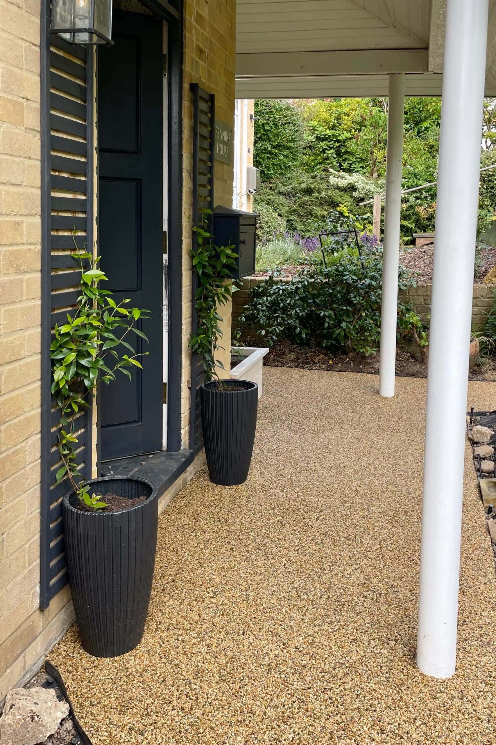 How to lay a resin garden path using Vuba resin-bound gravel DIY kits ...