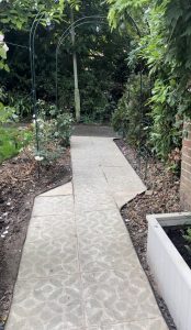 How to lay a resin garden path using Vuba resin-bound gravel DIY kits ...