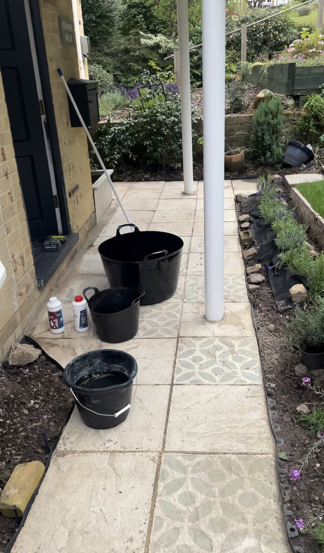 How to lay a resin garden path using Vuba resin-bound gravel DIY kits ...